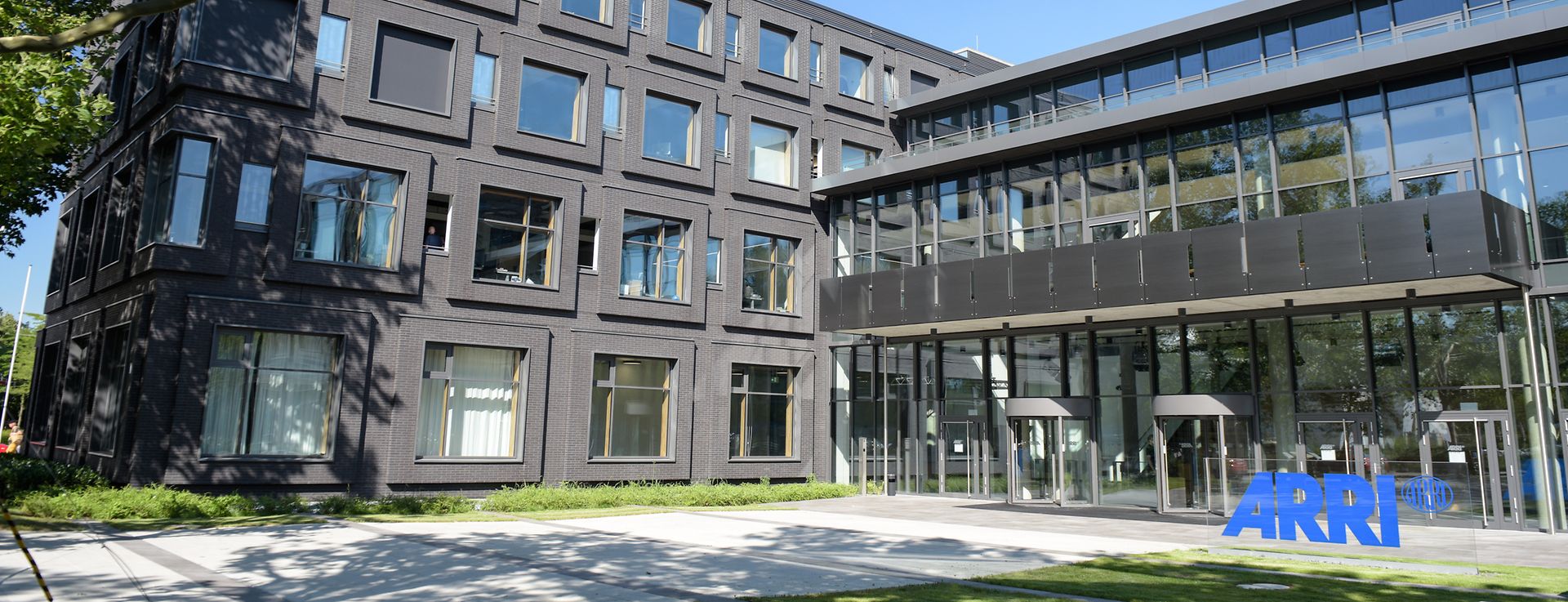 1-2020-arri-eroeffnet-neue-firmenzentrale-in-muenchen-arrial-aussen ...